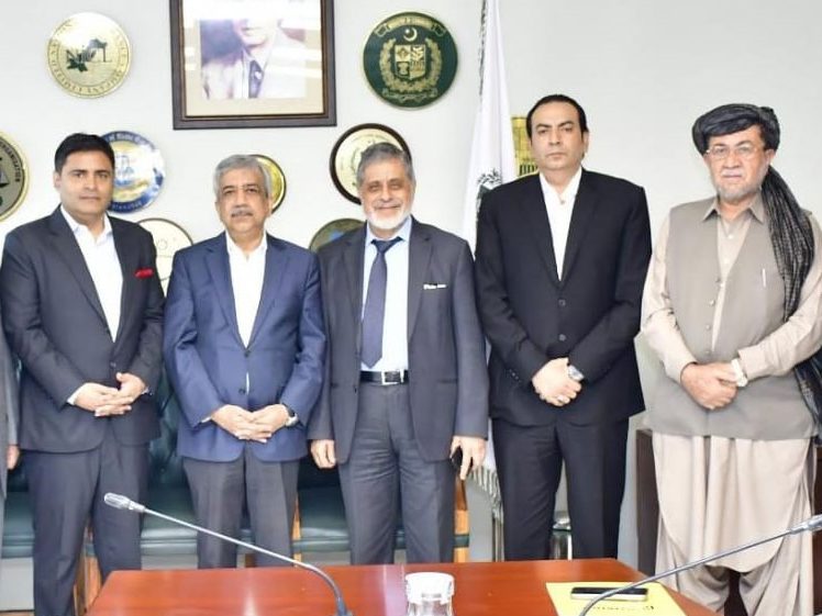 Secretary Commerce assures to address key issues of business community ...